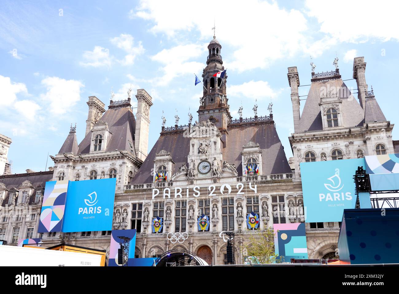 Paris, France. 25th July, 2024. The Hotel de Ville in Paris, decorated ...