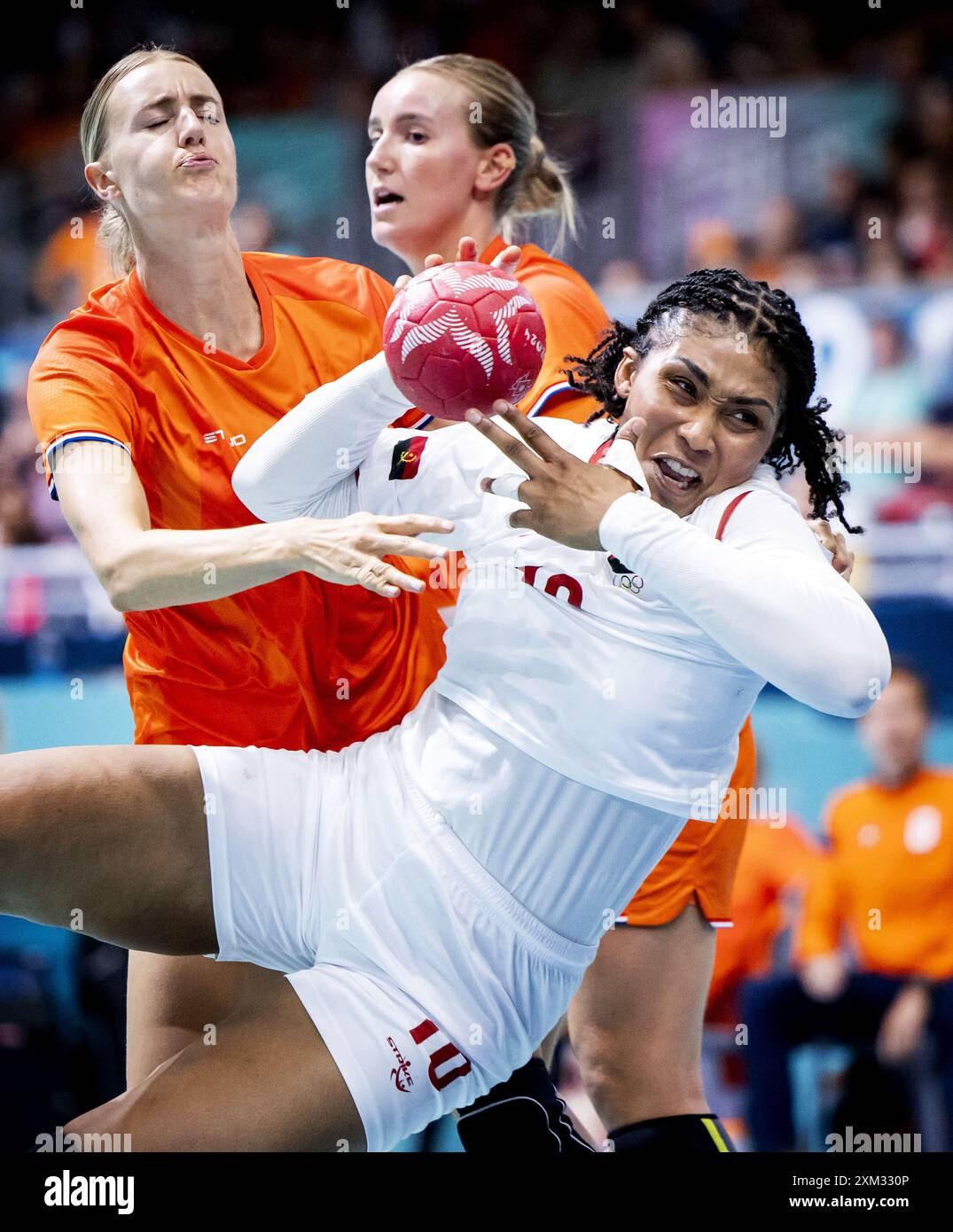 PARIS - Handball player Kelly Dulfer (L) in action against Albertina ...