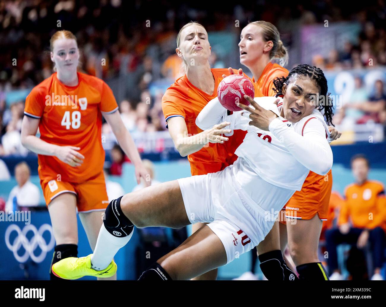 PARIS - Handball player Kelly Dulfer (L) in action against Albertina ...