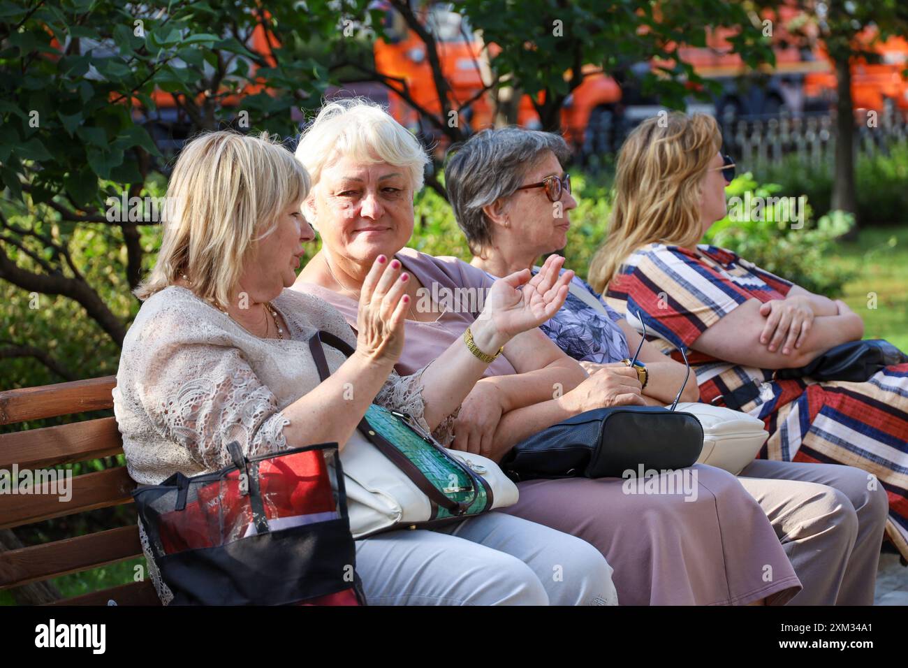 Elderly people talking street hi-res stock photography and images - Alamy