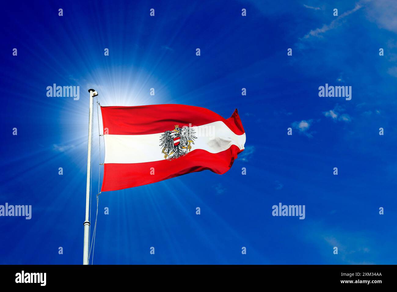 Österreich Flagge mit Staatswappen und Sonne Stock Photo - Alamy