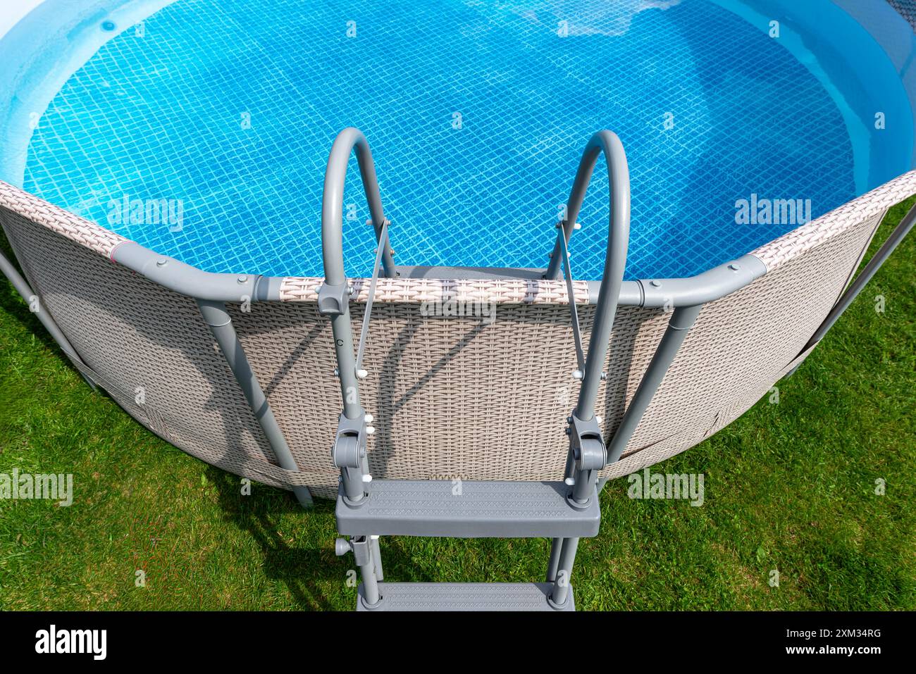 Large expansion pool with a diameter of 3.96 meters, placed in the yard ...