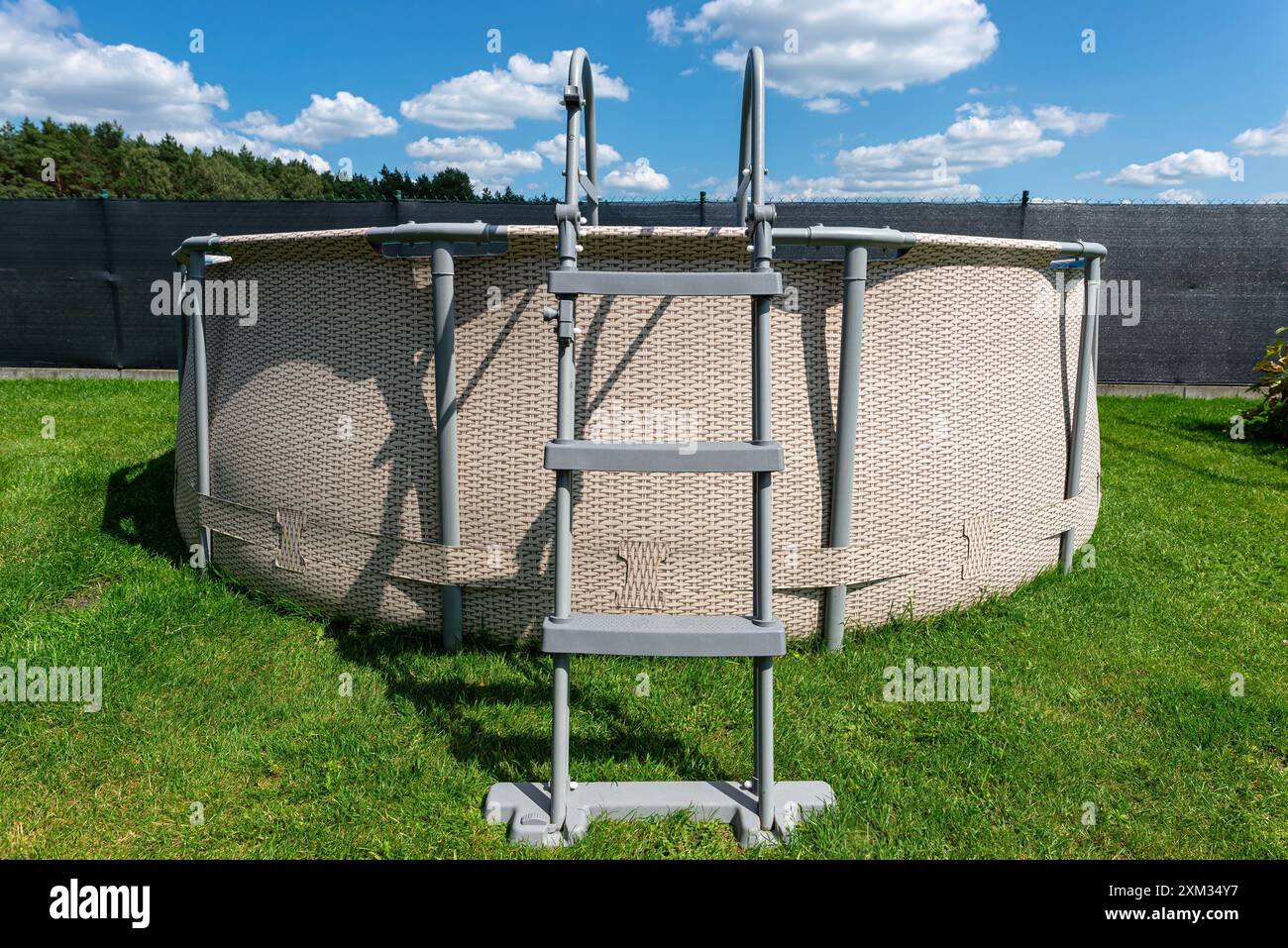 Large expansion pool with a diameter of 3.96 meters, placed in the yard ...