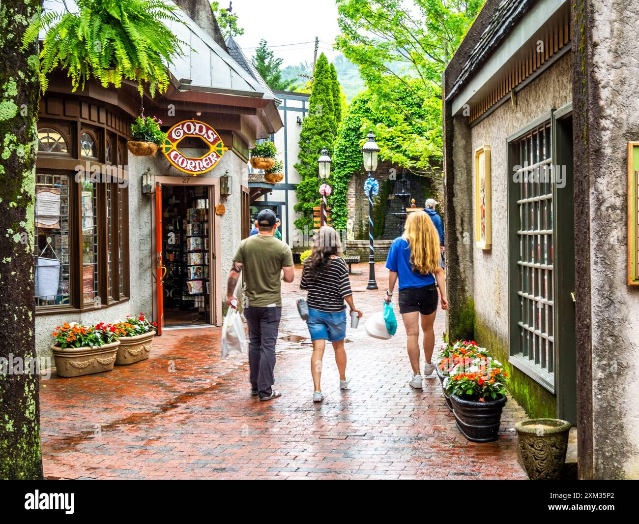 Gatlinburg tennessee downtown shops hi-res stock photography and images ...