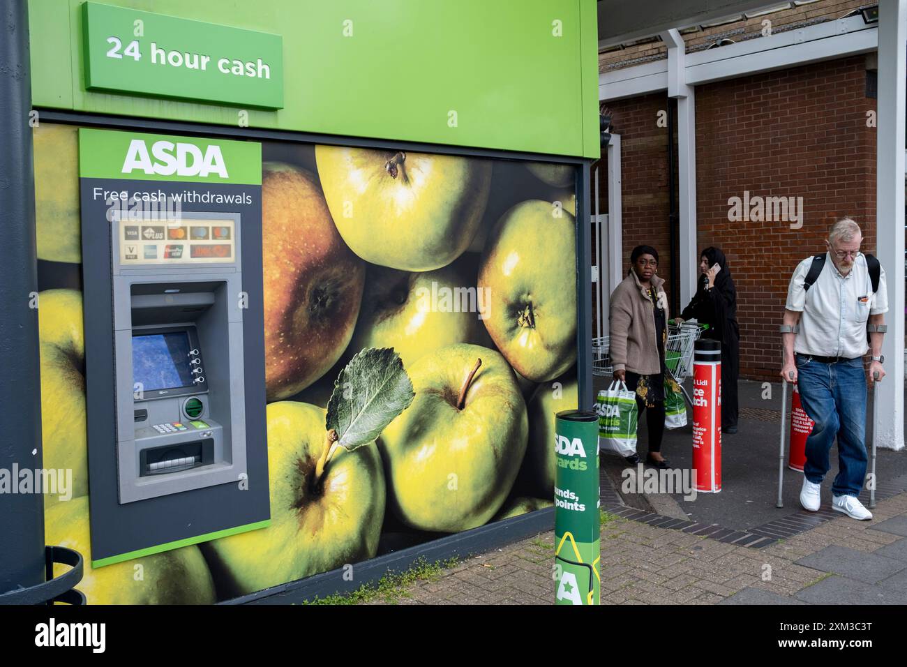 Shops and supermarkets hi-res stock photography and images - Alamy