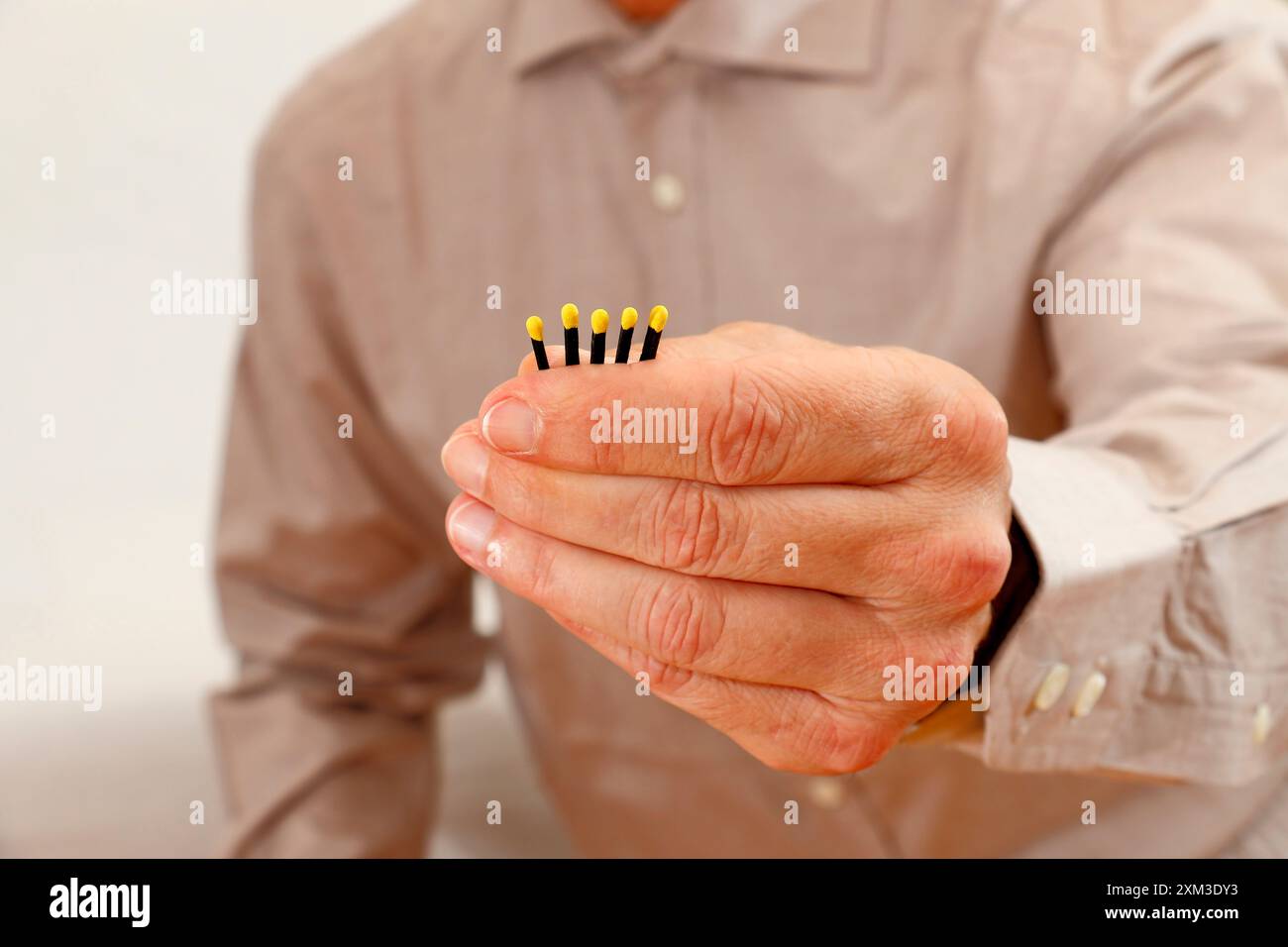 den Kürzeren ziehen; das Kürzere ziehen, bieten Stock Photo - Alamy
