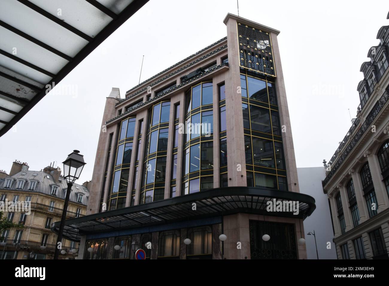 Bâtiment moderne à Paris , 1er arrondissement Stock Photo - Alamy