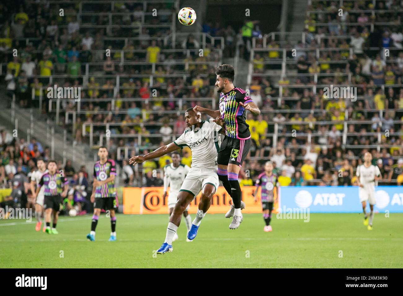Ball game between defender hi-res stock photography and images - Alamy