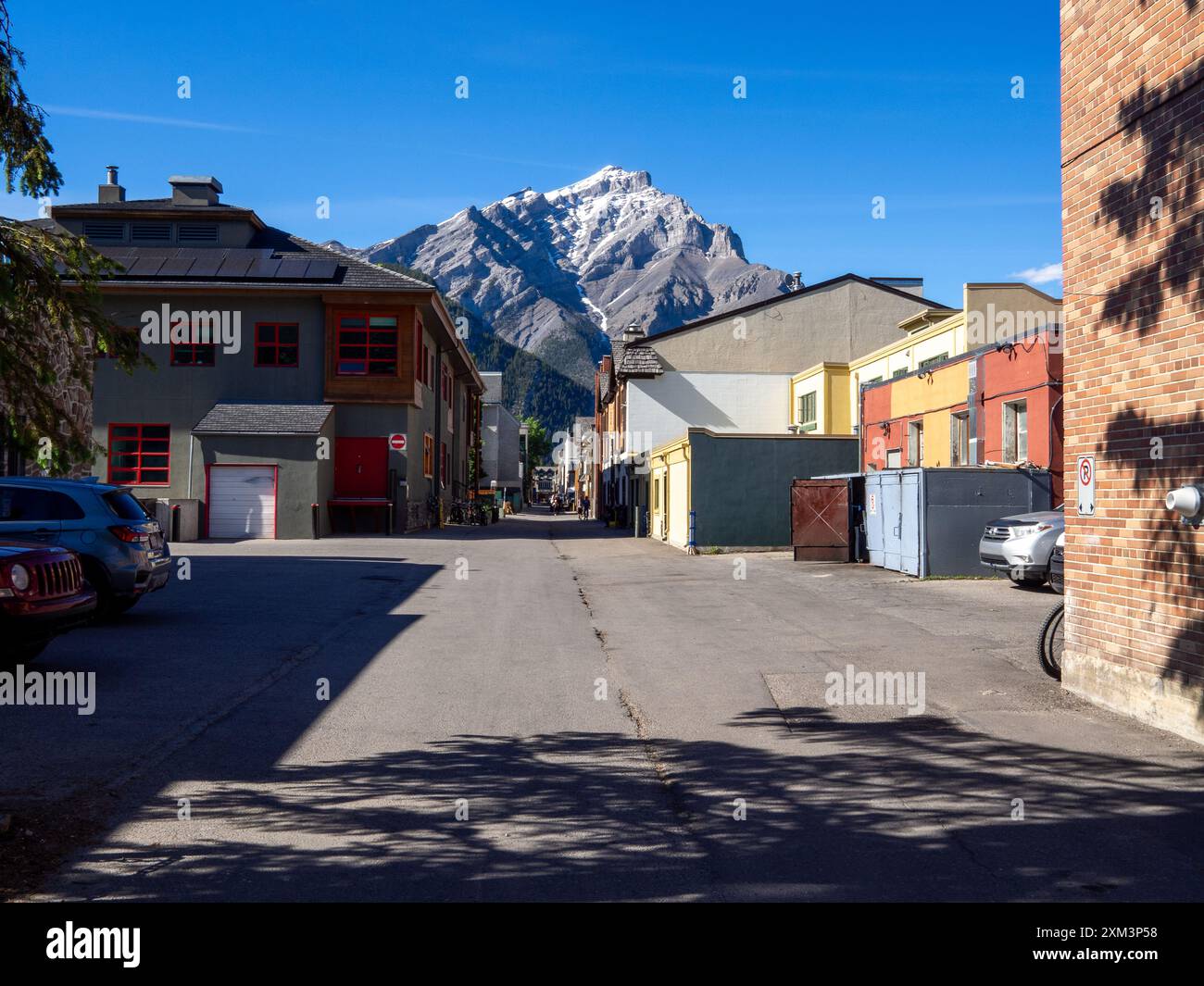 Downtown Banff overlooked by Cascade Mountain Stock Photo - Alamy