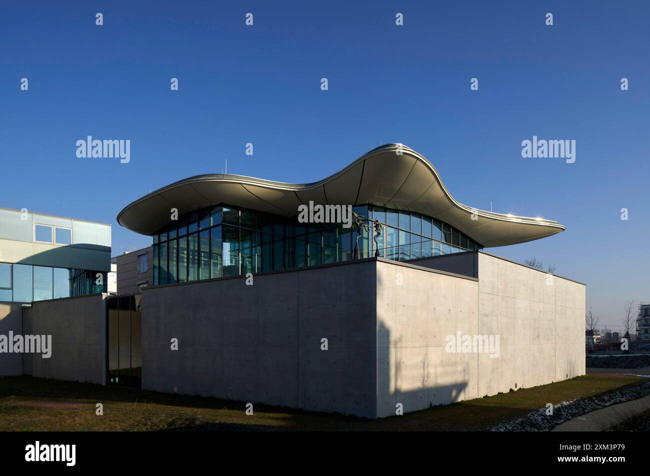 Top floor facade with floating roof. Stiftung Froehlich - Froehlich ...