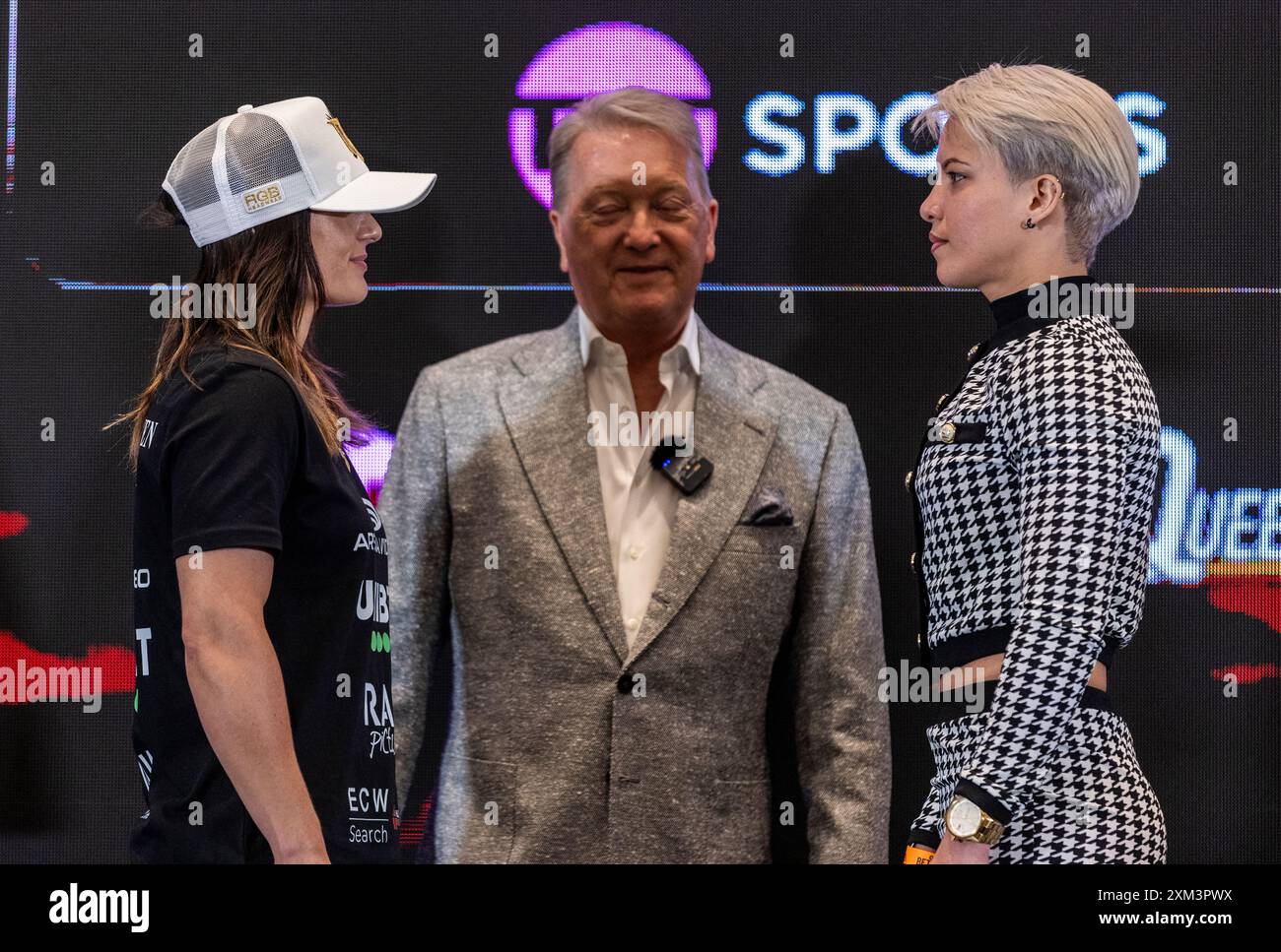 Promoter Frank Warren with Raven Chapman and Yohanna Sarabia during the ...