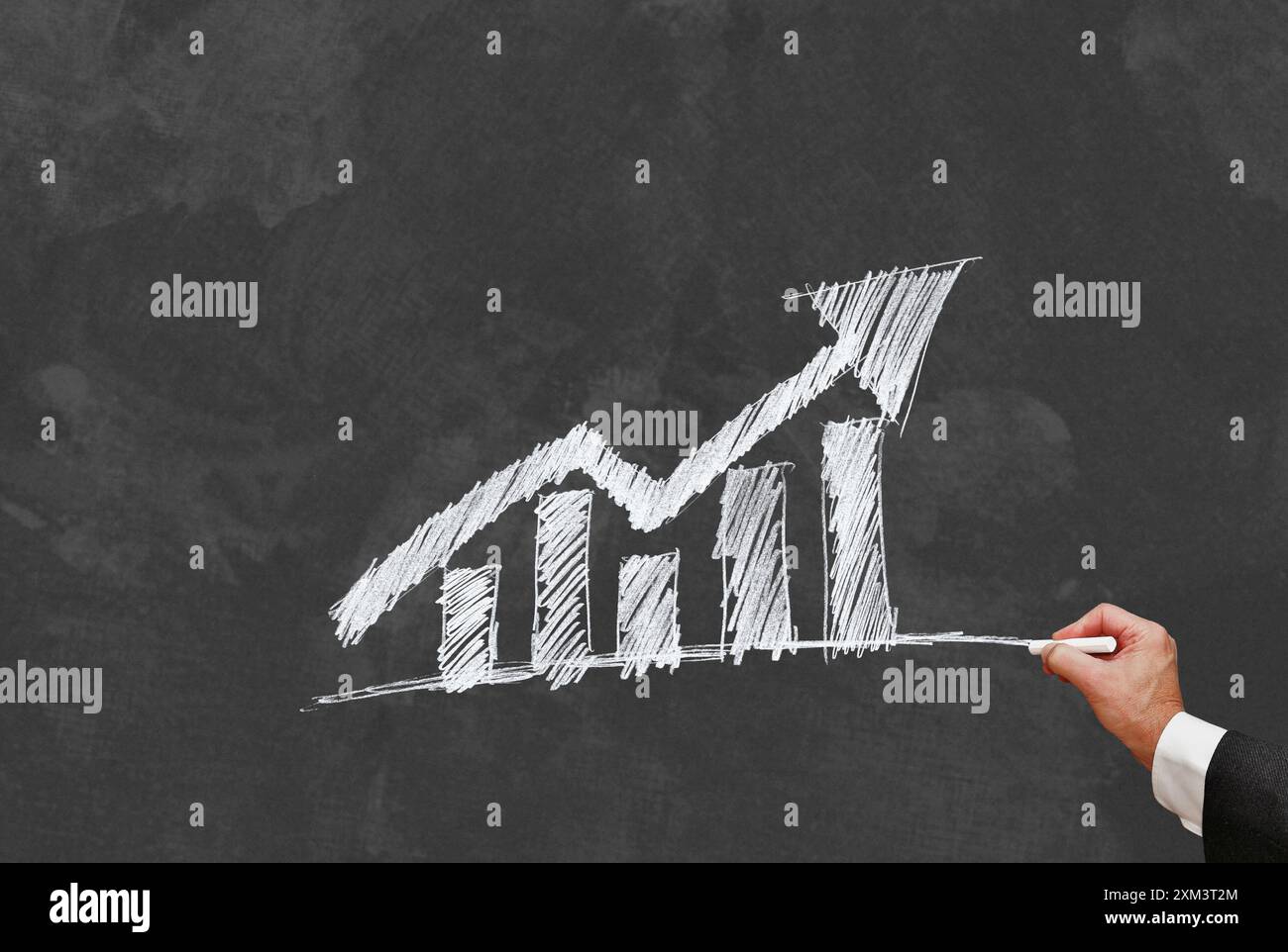 Mann zeichnet auf Tafel Balken Diagramm und Pfeil nach oben Stock Photo ...