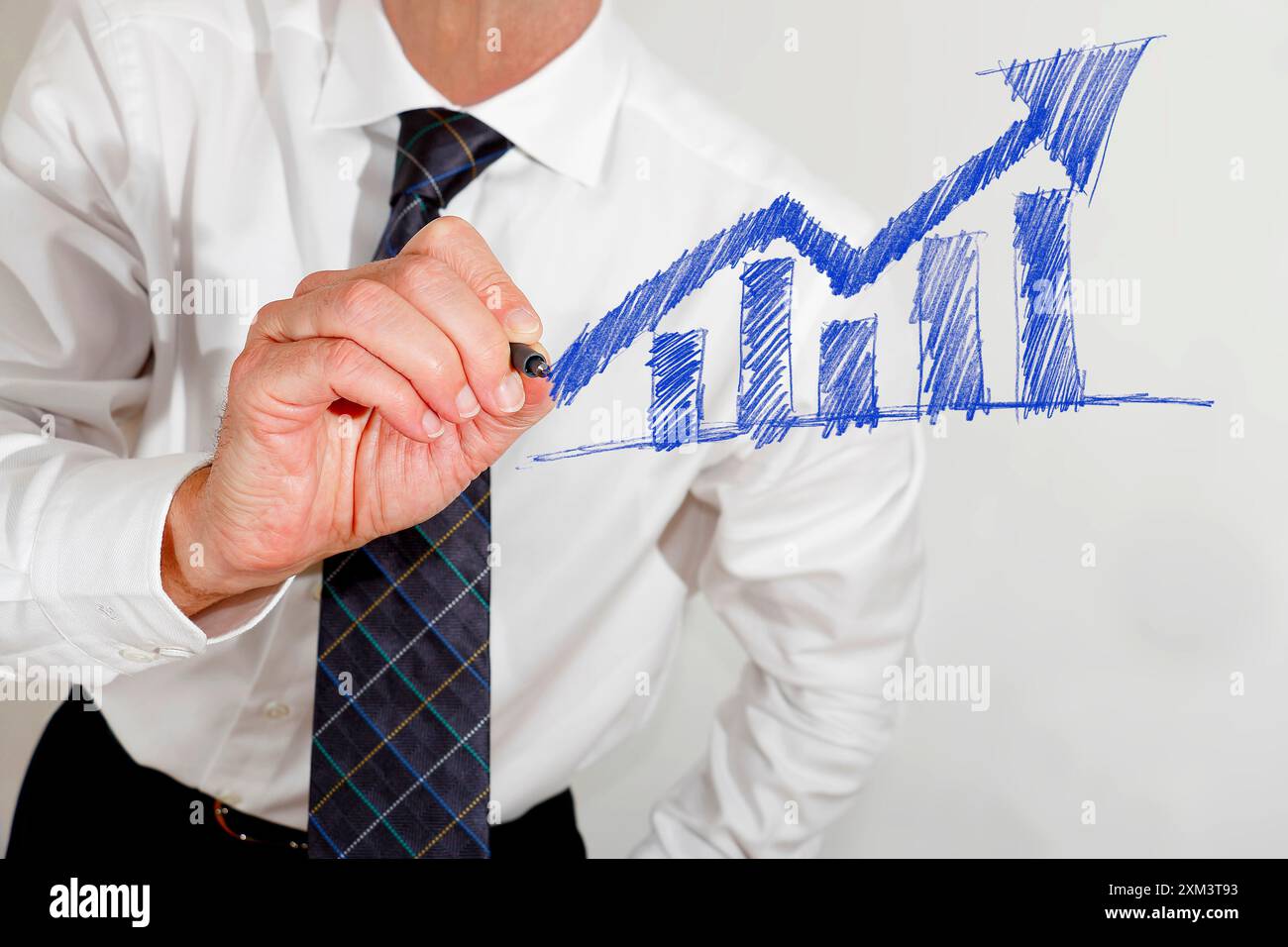 Mann zeichnet auf Glasboard Balken Diagramm und Pfeil nach oben Stock Photo - Alamy