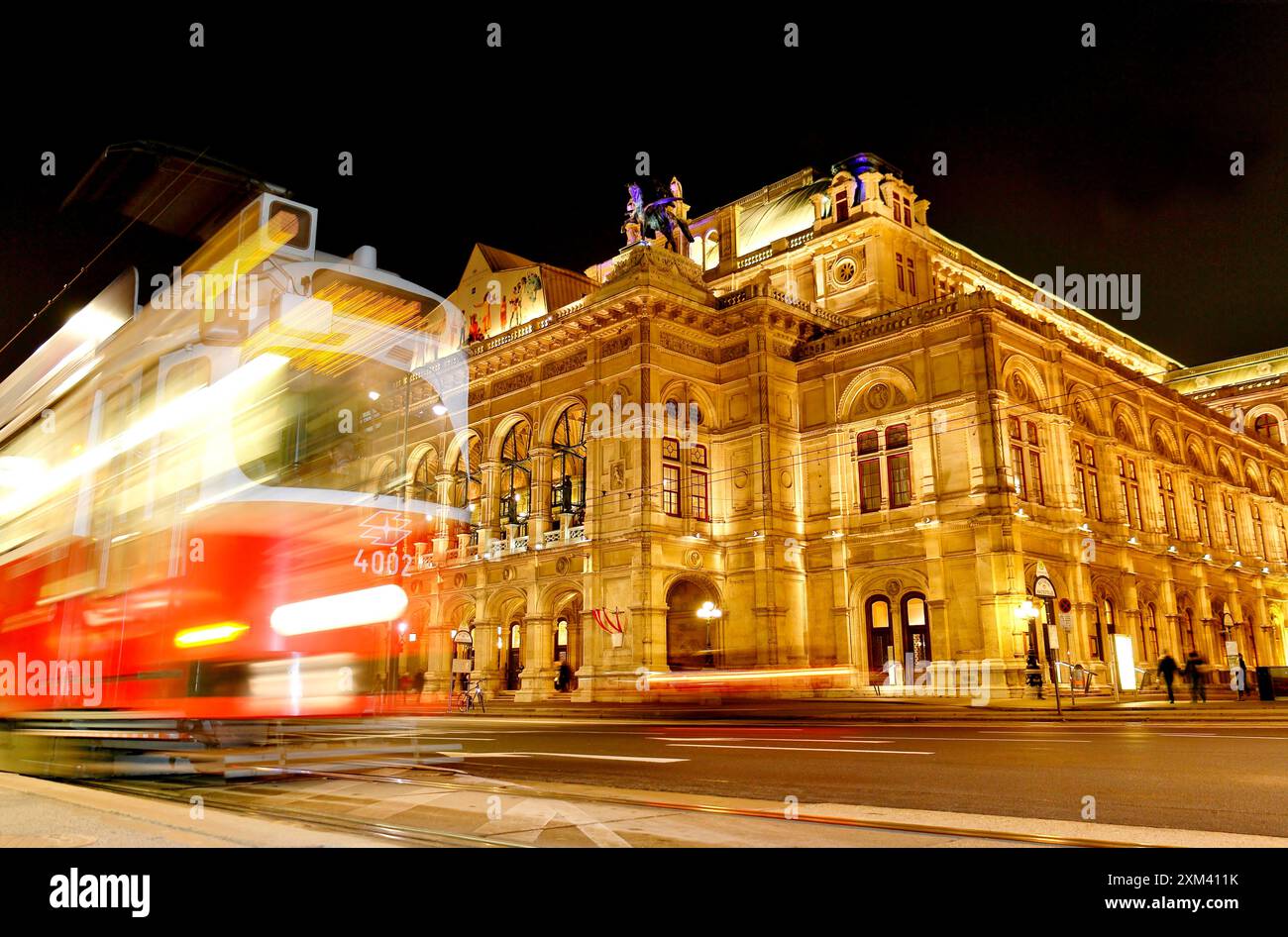 Wien Staatsoper; Wiener Opernhaus mit Straßenbahn an Ringstrasse bei ...