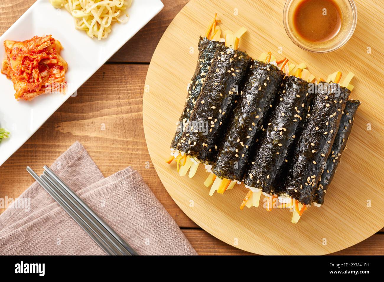 Kimchi kimbap hi-res stock photography and images - Alamy