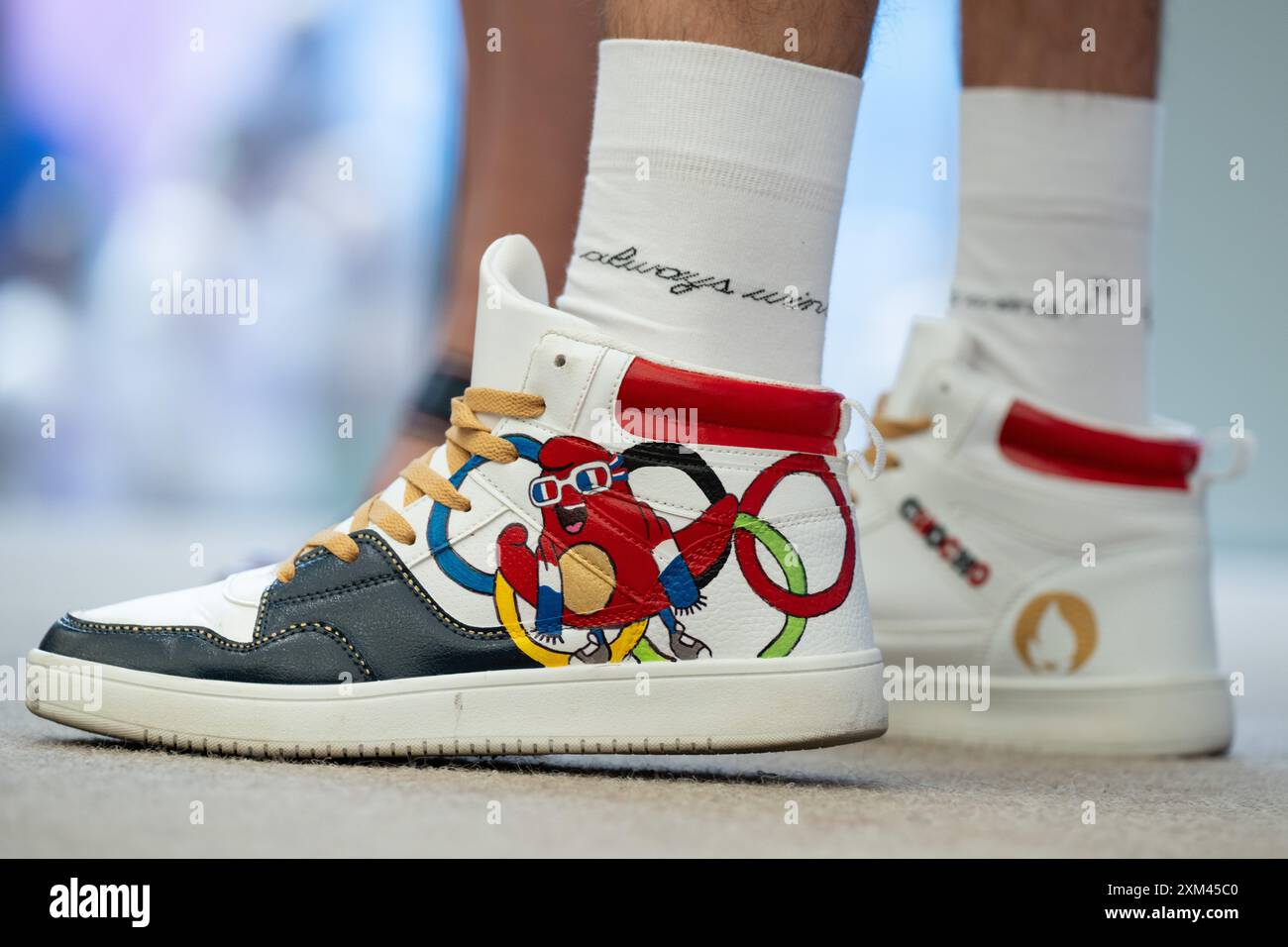 Paris, Germany. 25th July, 2024. A passer-by on the Champs Élysées ...