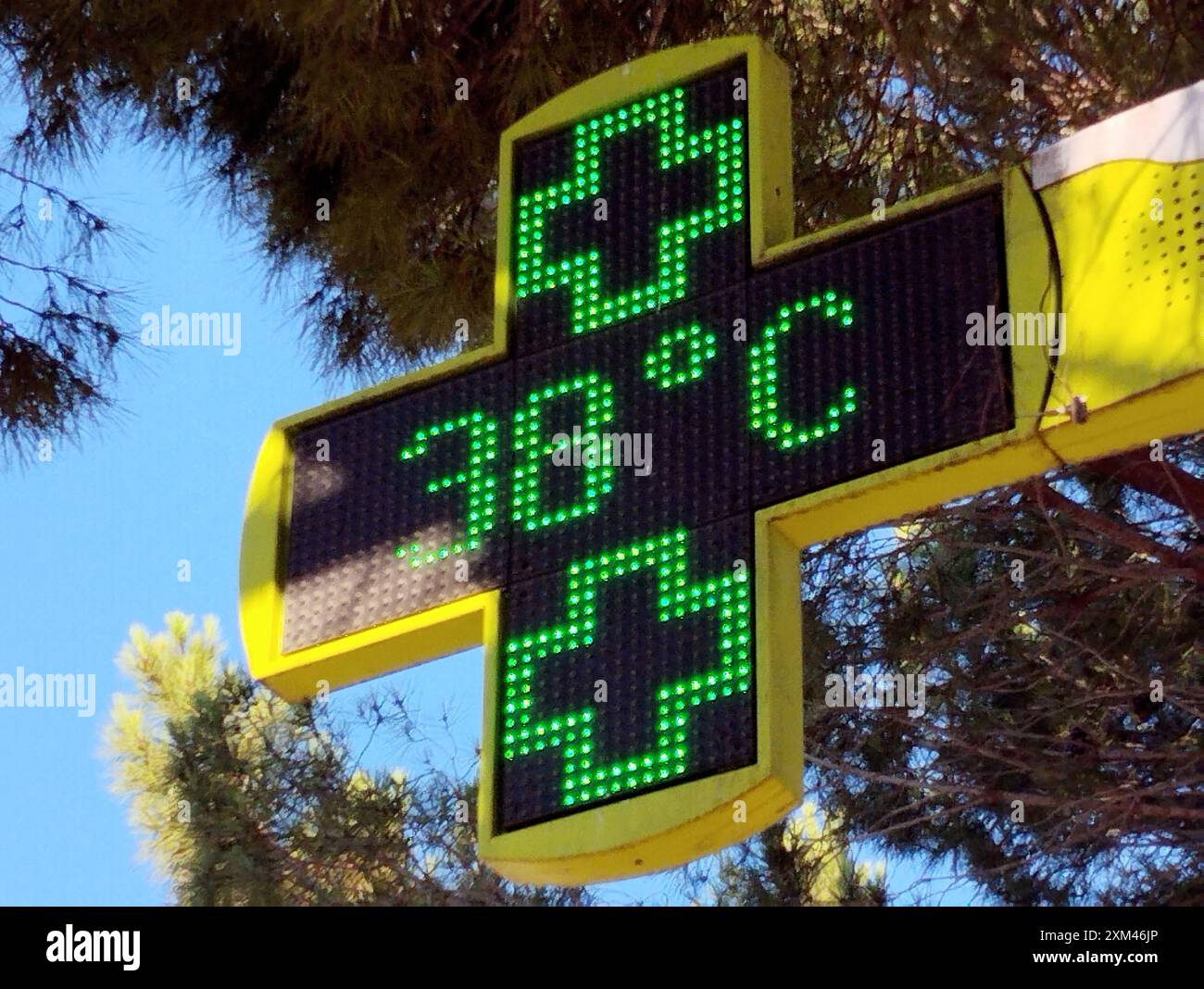 Pharmacy sign neon cross hi-res stock photography and images - Alamy