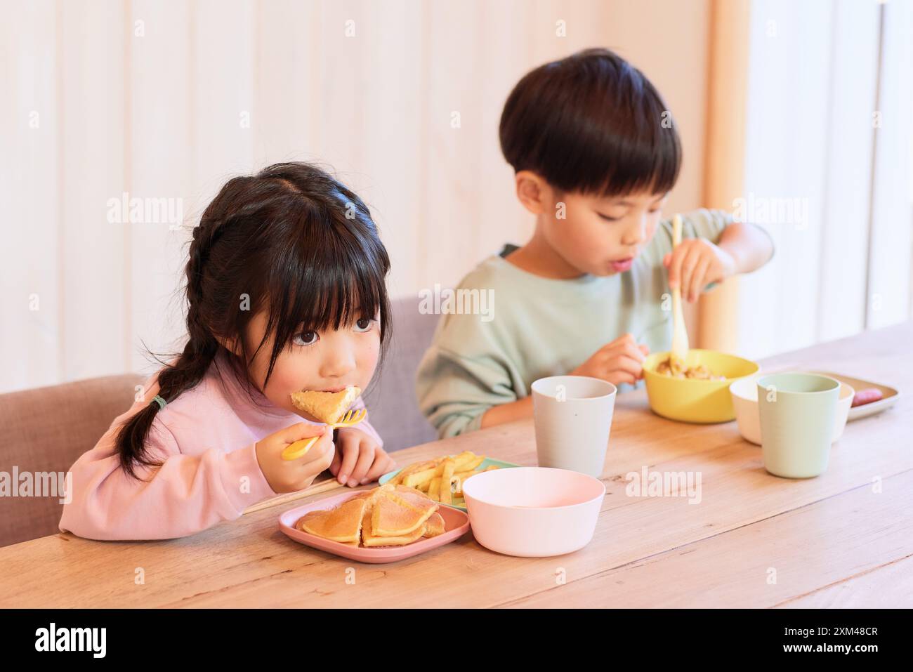 Happy Japanese kids eating in the dining room Stock Photo - Alamy