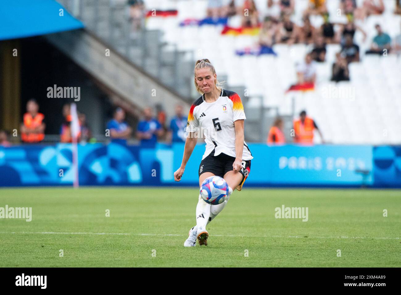 Janina Minge (Deutschland, #06) am Ball, FRA, Olympische Spiele Paris ...