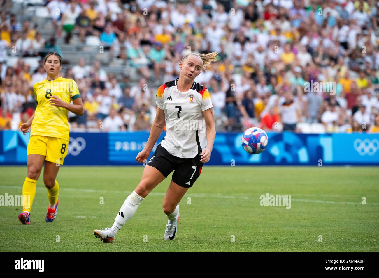 Lea Schueller (Deutschland, #07) am Ball, FRA, Olympische Spiele Paris ...