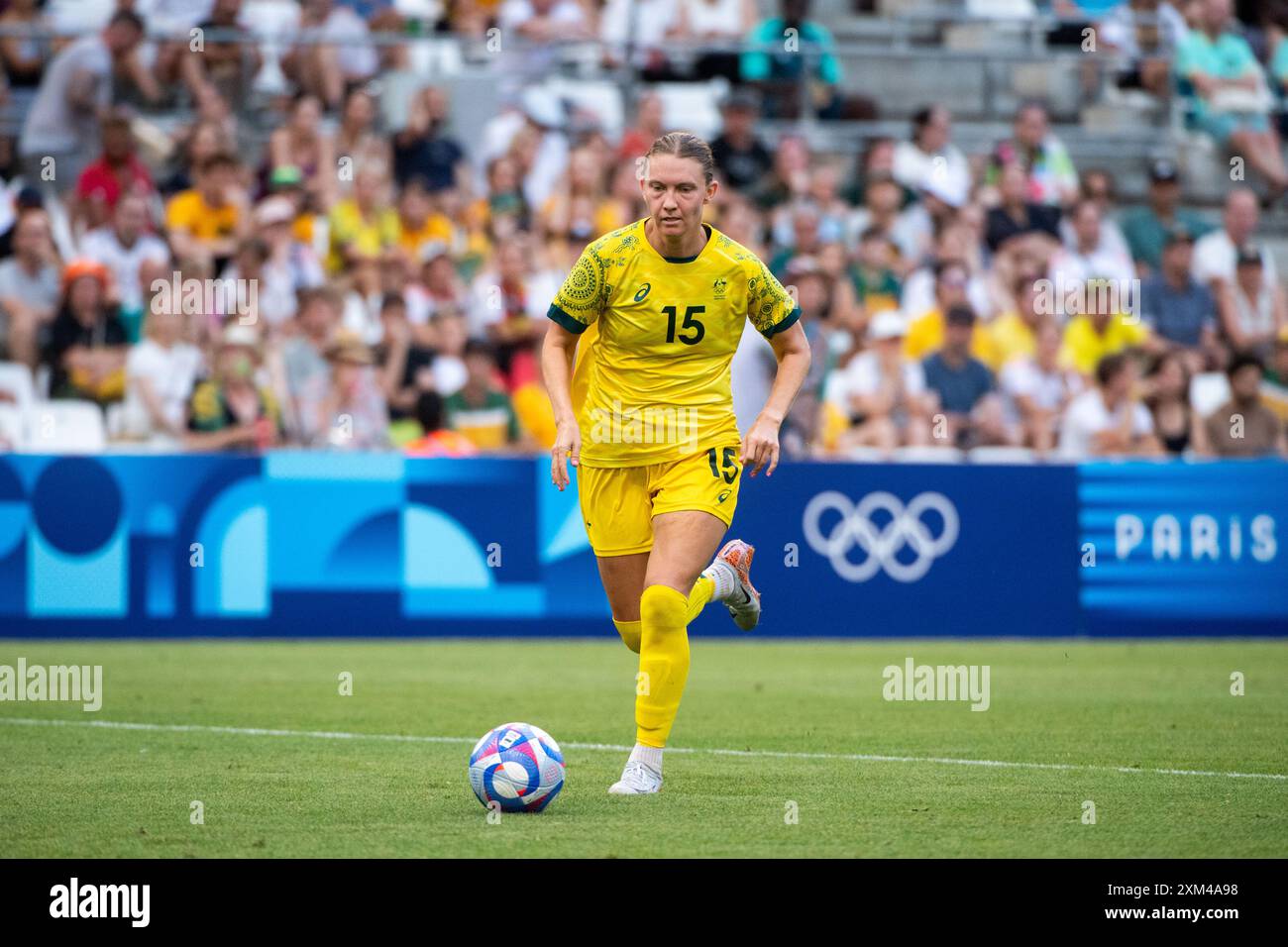Clare Hunt (Australien, #15) am Ball, FRA, Olympische Spiele Paris 2024 ...