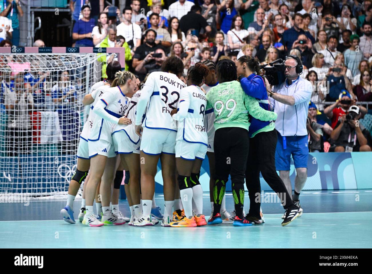 France players celebrate, Handball, Women's Preliminary Round Group B ...