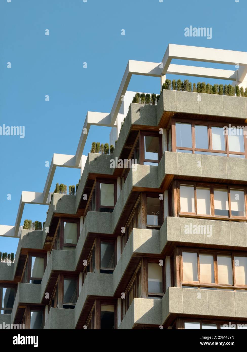 Contemporary apartment building in Valencia with a unique design ...