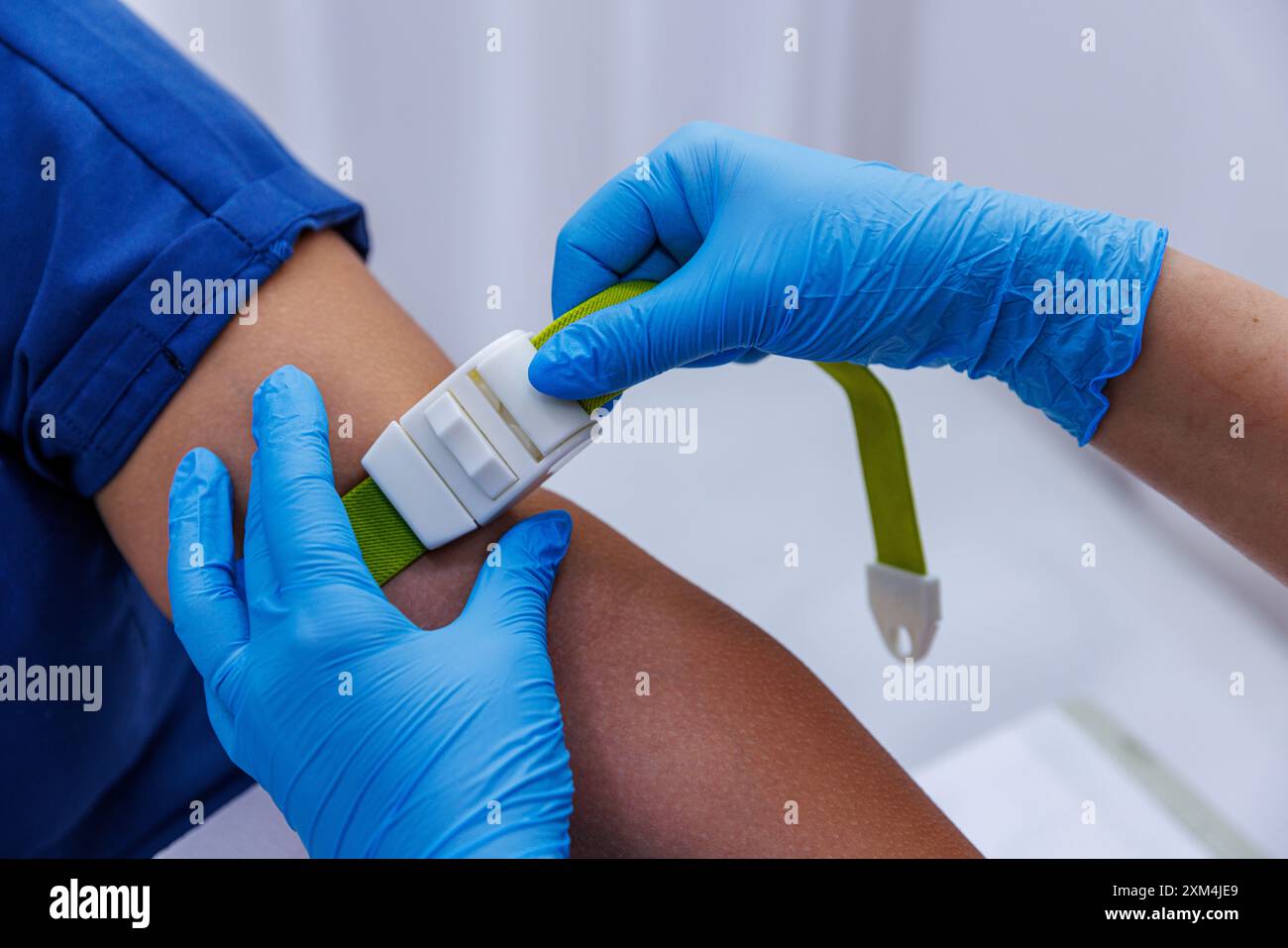 Doctor makes patient injection vein hi-res stock photography and images ...