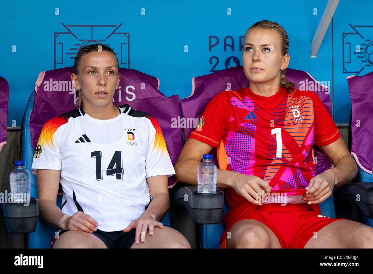 Elisa Senß (Deutschland, #14), Merle Frohms (Deutschland, #01) auf der ...