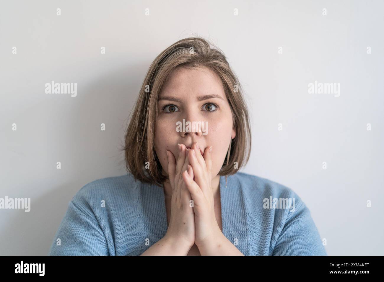 Shocked startled woman face hi-res stock photography and images - Alamy