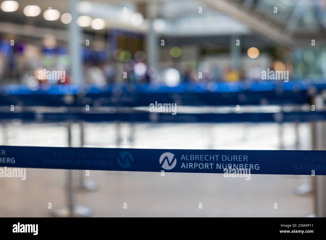 Flughafen Nürnberg Absperrband mit Schriftzug und Logo des Albrecht ...