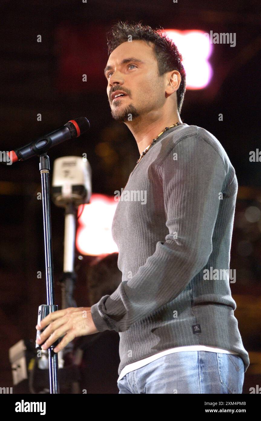 Verona Italy 07/09/2002: Nek,Italian singer, during the television show ...