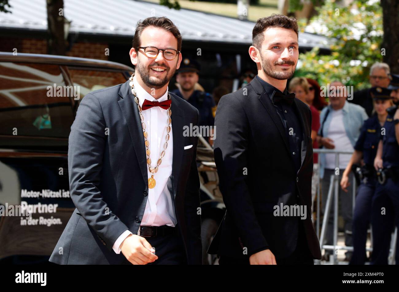 Andreas Zippel mit Partner Luca Maaß bei der Eröffnung der 112. Richard ...