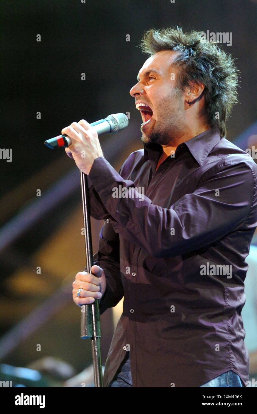 Verona Italy 13/09/2005: Nek,Italian singer, during the television show ...