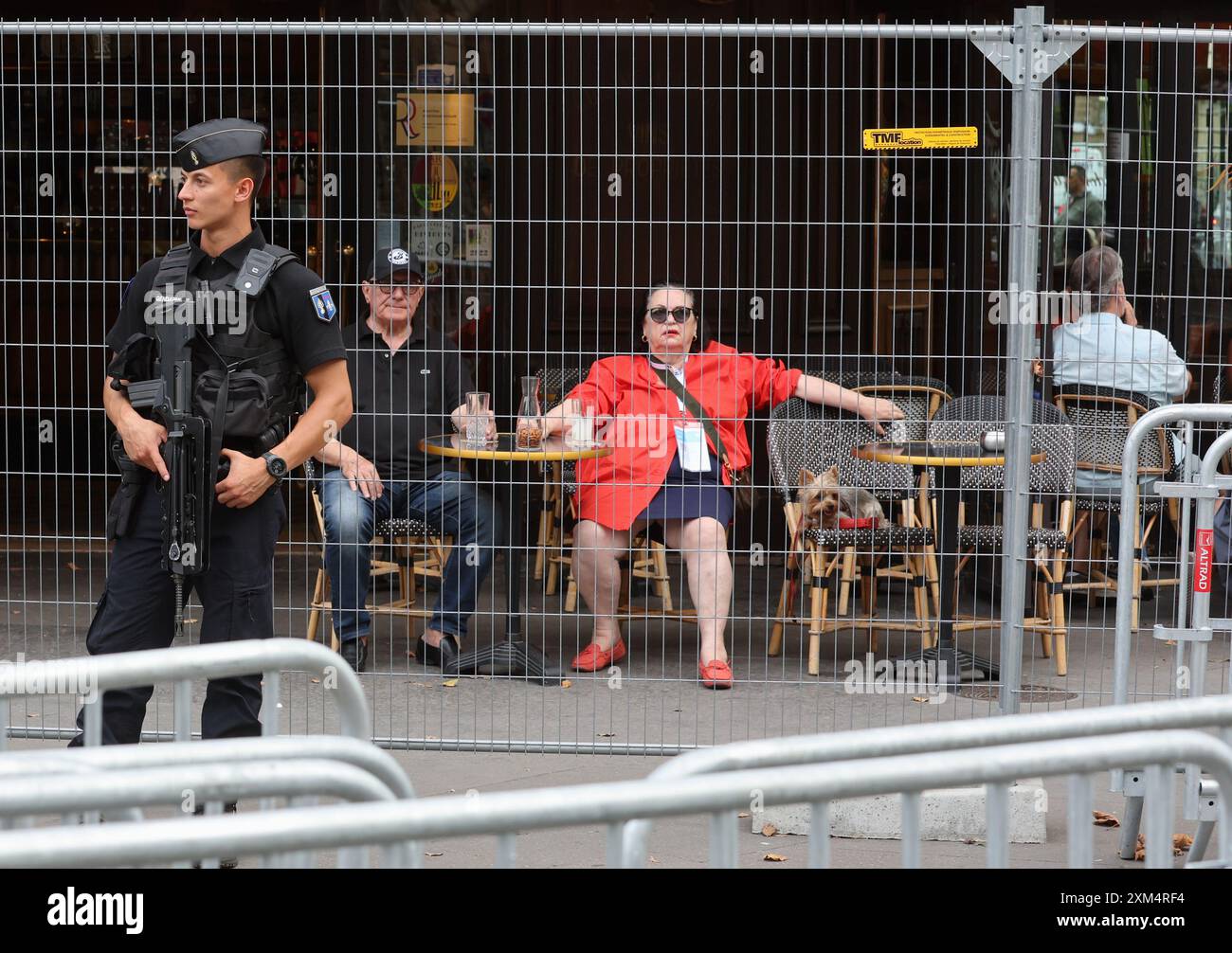 People stand behind police hi-res stock photography and images - Alamy