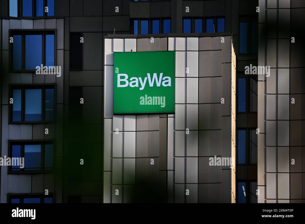 Agrarkonzern BayWa in schwerer Krise .BayWa Schriftzug,Logo,Emblem,Firmenemblem an der BayWa ...