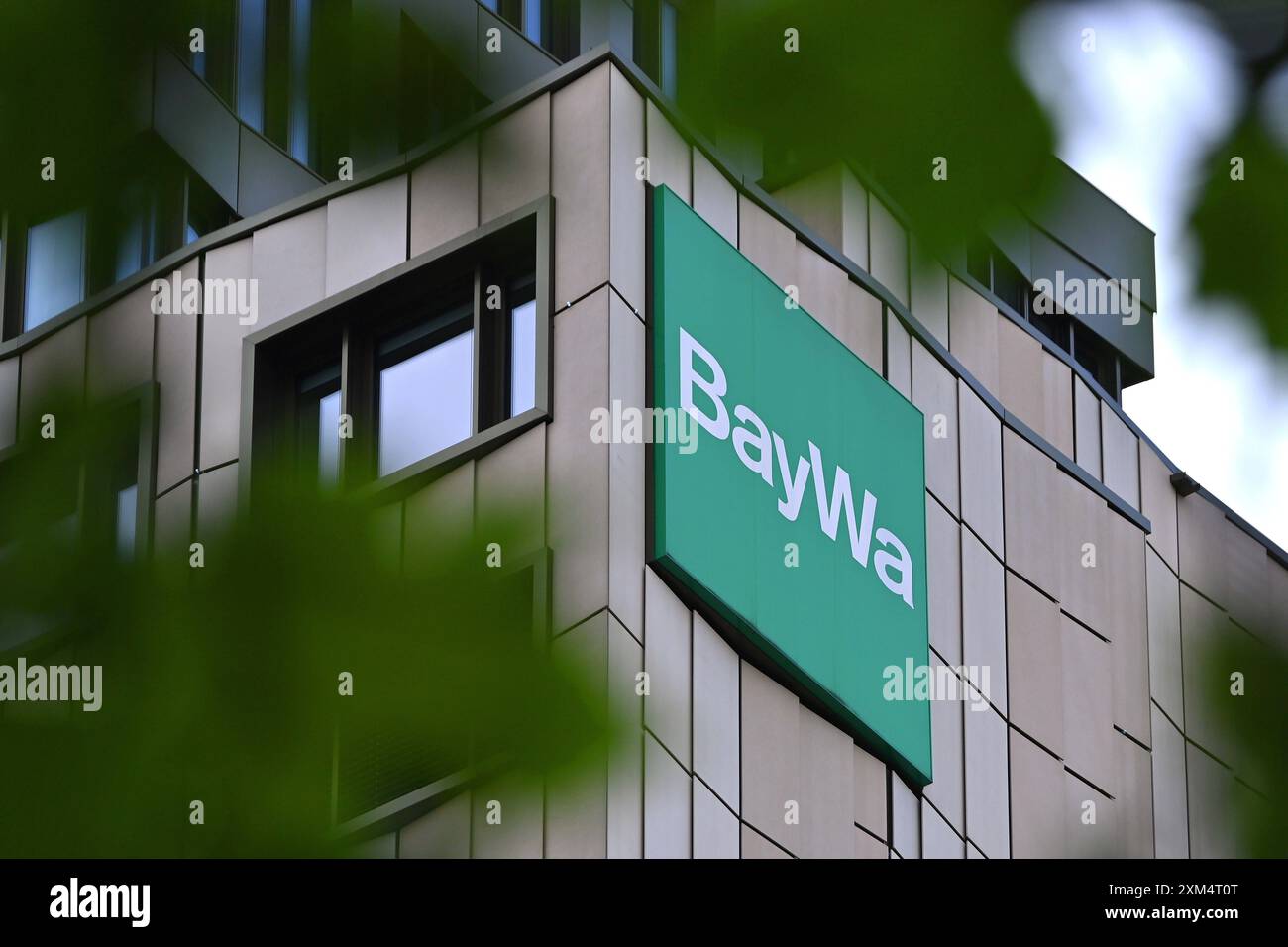 Agrarkonzern BayWa in schwerer Krise .BayWa Schriftzug,Logo,Emblem,Firmenemblem an der BayWa ...