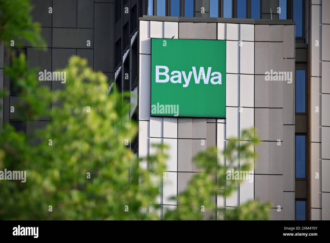 Agrarkonzern BayWa in schwerer Krise .BayWa Schriftzug,Logo,Emblem,Firmenemblem an der BayWa ...