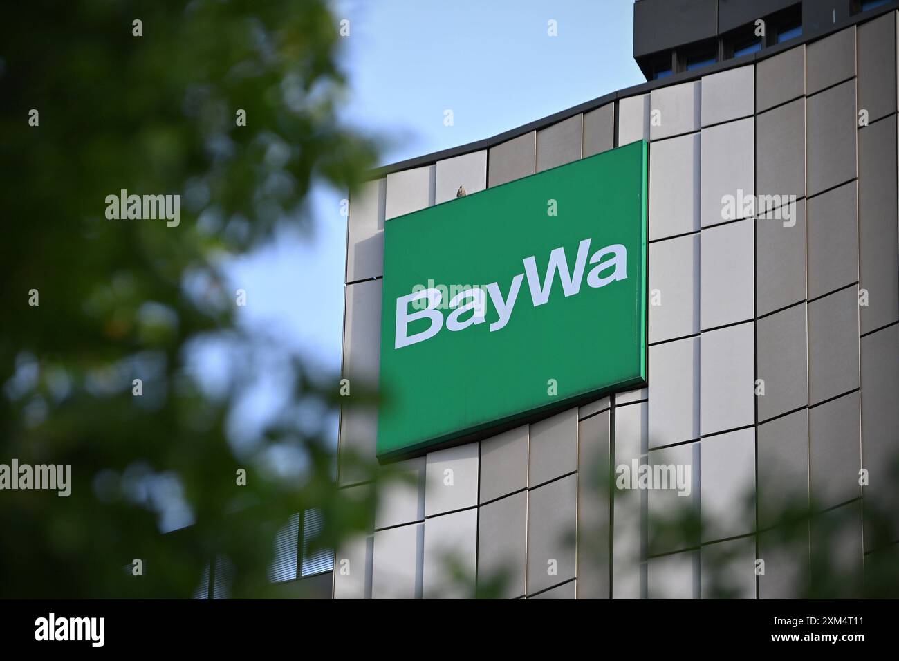 Agrarkonzern BayWa in schwerer Krise .BayWa Schriftzug,Logo,Emblem,Firmenemblem an der BayWa ...