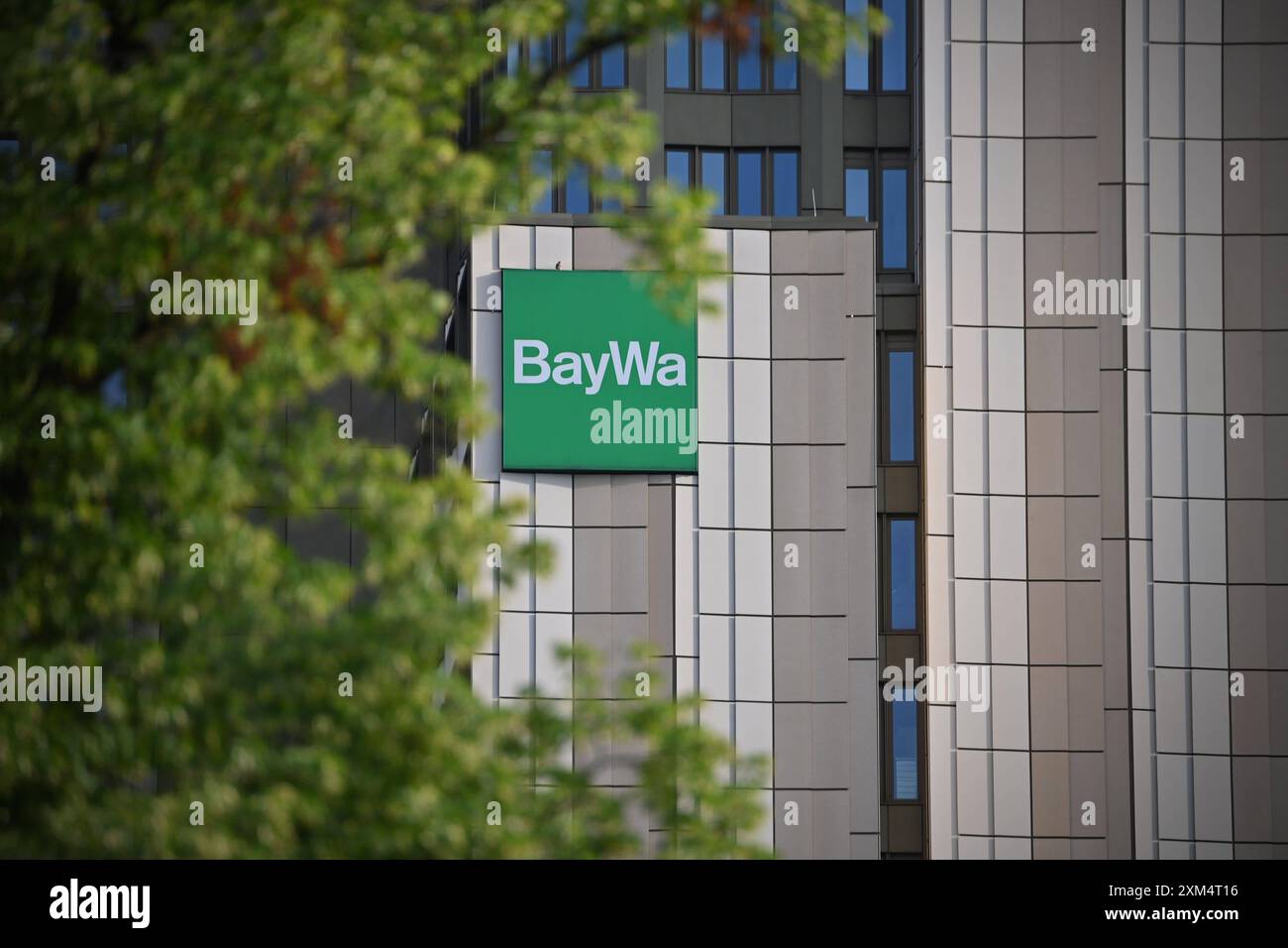 Agrarkonzern BayWa in schwerer Krise .BayWa Schriftzug,Logo,Emblem,Firmenemblem an der BayWa ...