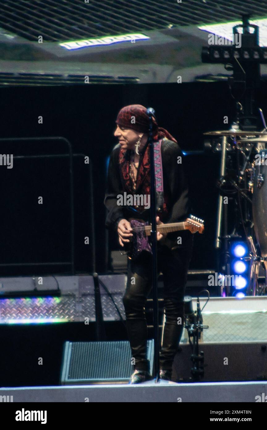 Stadium concert crowd 2024 hi-res stock photography and images - Alamy