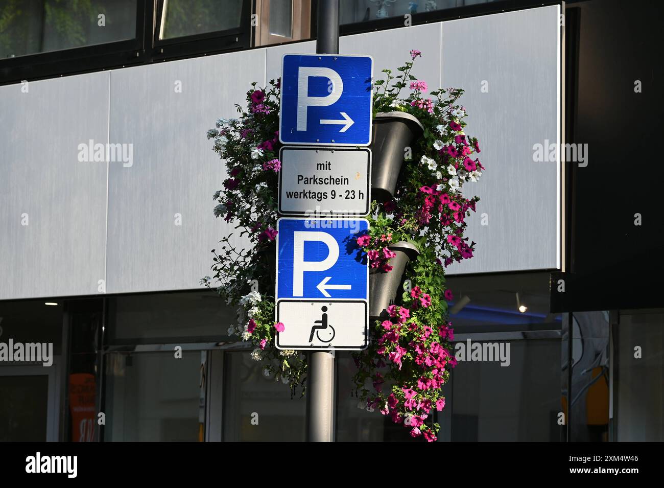 Verkehrsschild Parkplatz Parken mit Parkschein und Behindertenparkplatz ...