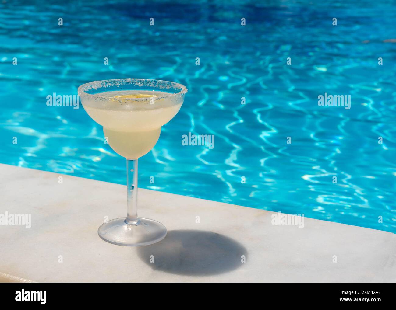Classic margarita cocktail on the edge of the pool Stock Photo - Alamy