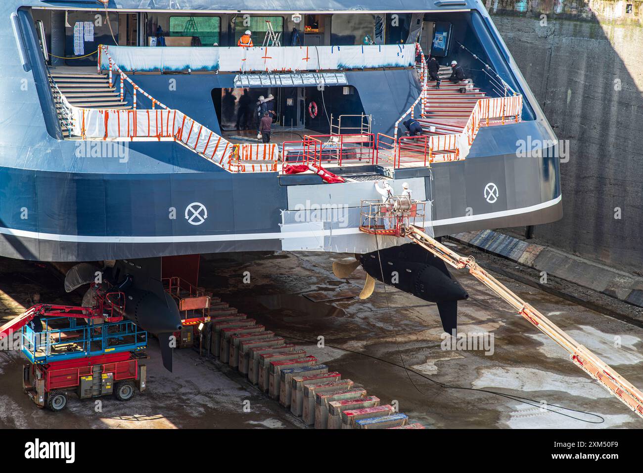 Ship in dry dock in a port for repairs Stock Photo - Alamy