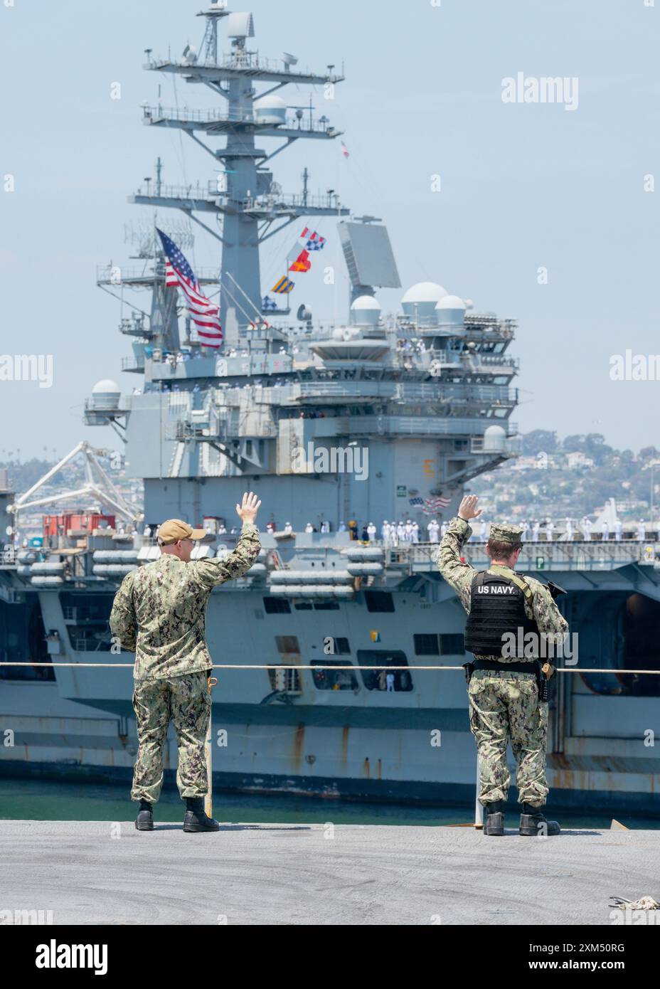 Nimitz-class aircraft carrier USS Ronald Reagan (CVN 76) mans the rails ...