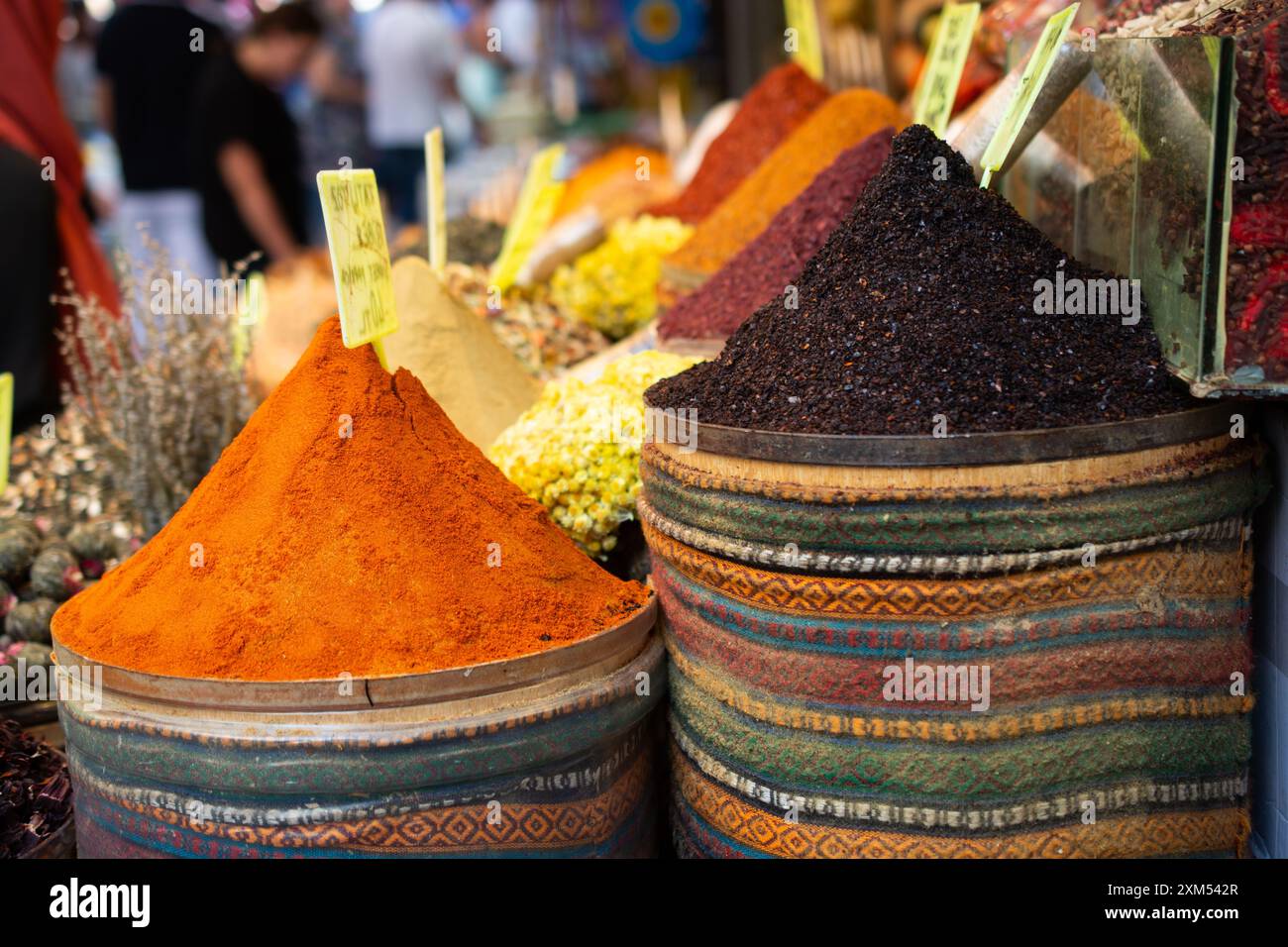 Oriental colorful spices in a traditional Turkish Spice Bazaar Stock ...