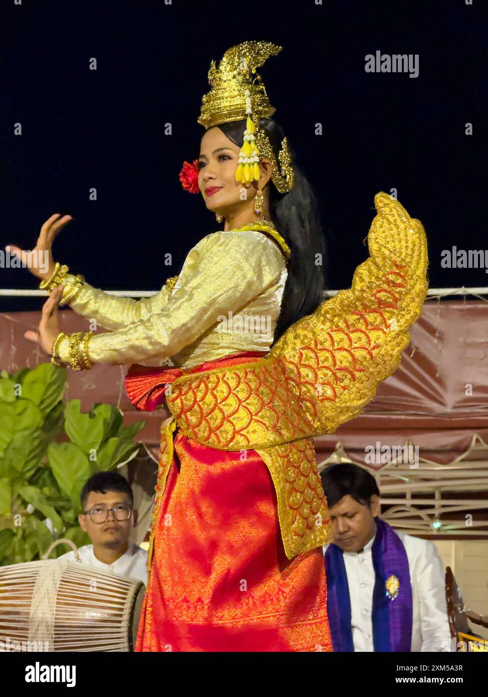 Apsara dancers performing traditional khmer dances hi-res stock ...