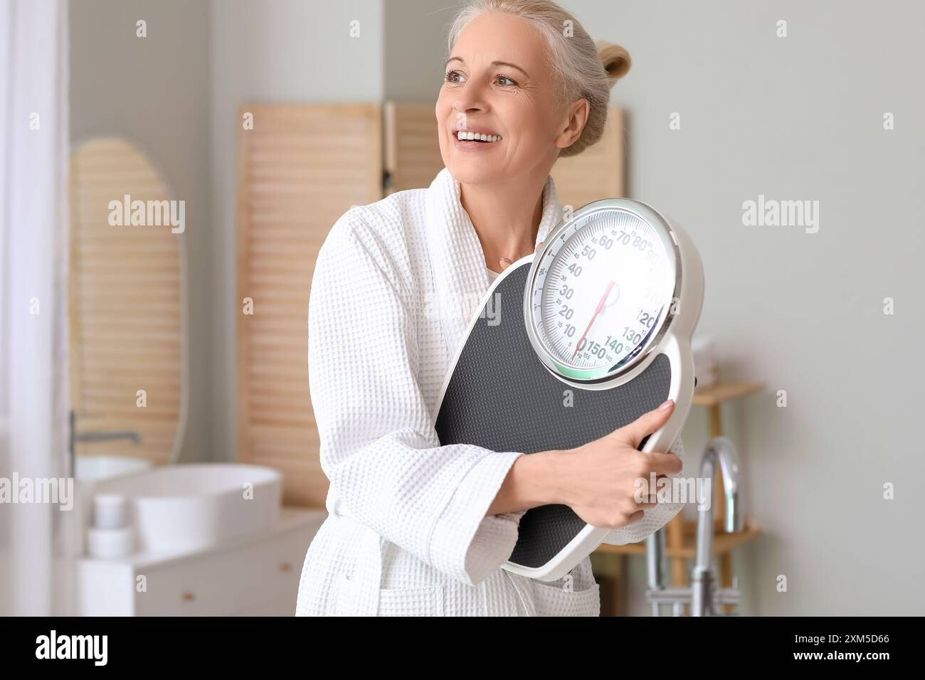 Mature slim woman scales hi-res stock photography and images - Alamy