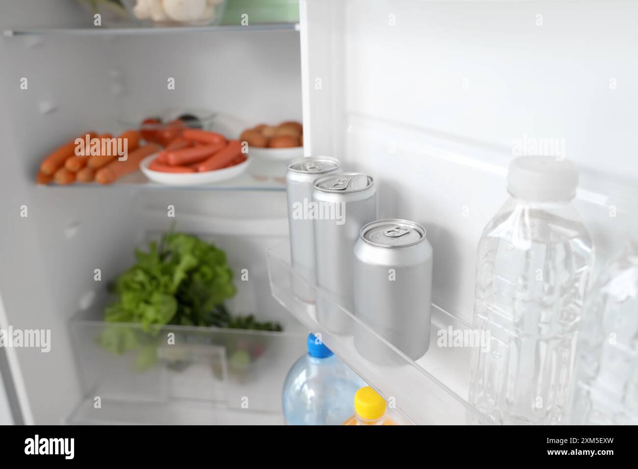 Open door refrigerator bottles hi-res stock photography and images - Alamy
