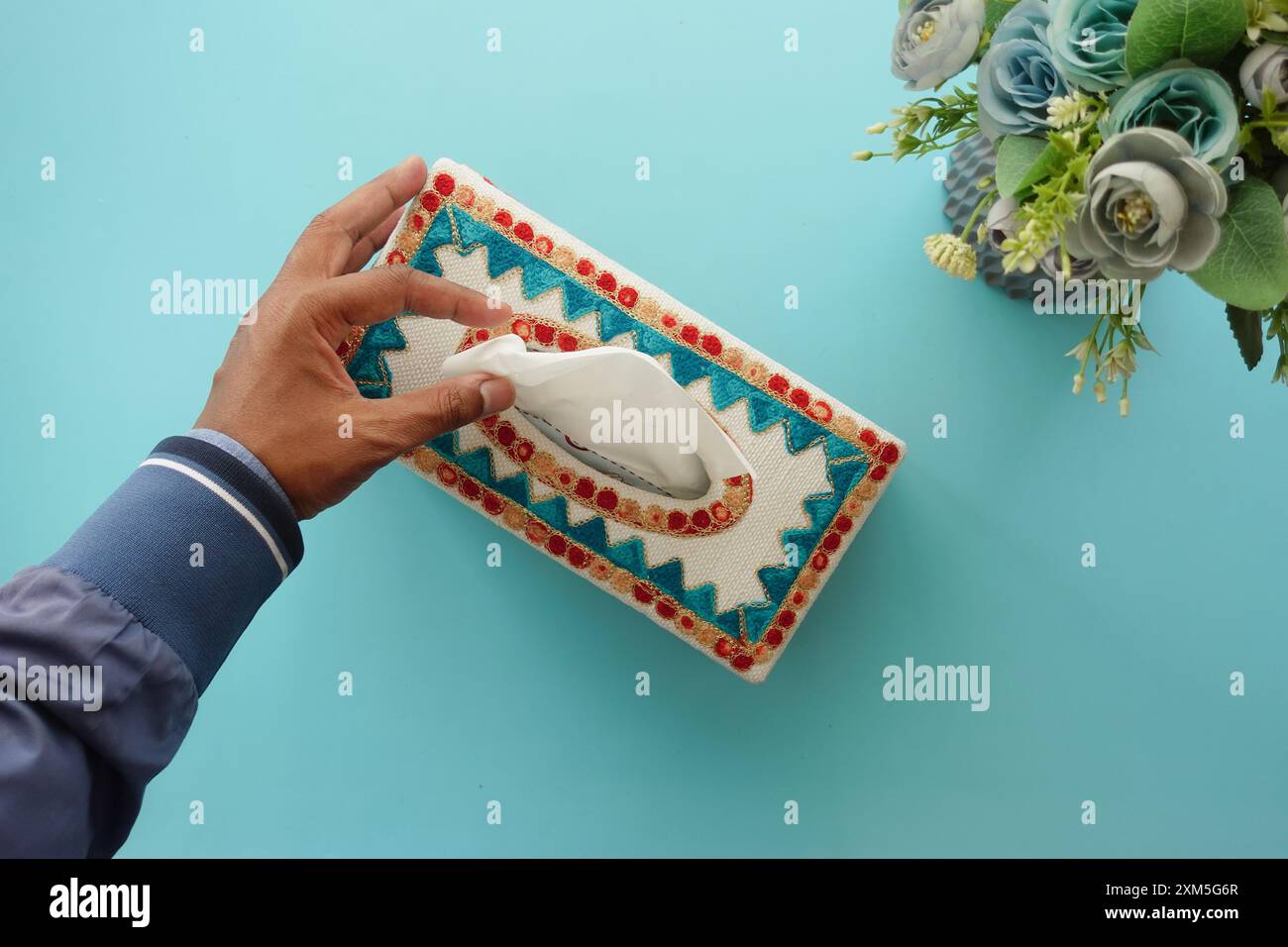 hand pull out a piece of tissue from tissue paper box Stock Photo - Alamy